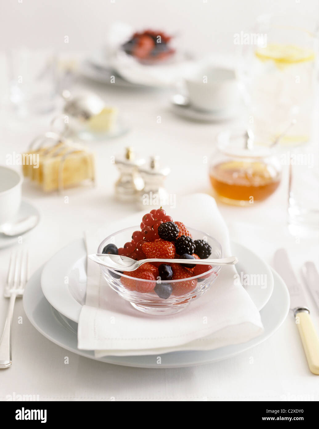 Dining table nobody laid plates hi-res stock photography and images - Alamy