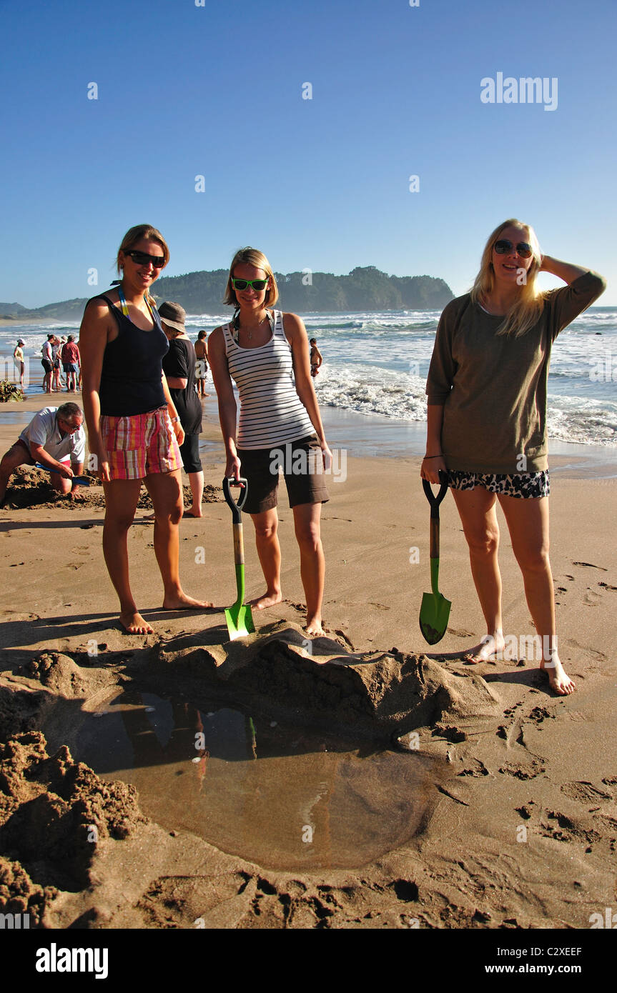 Girls digging hole in sand hi-res stock photography and images - Alamy