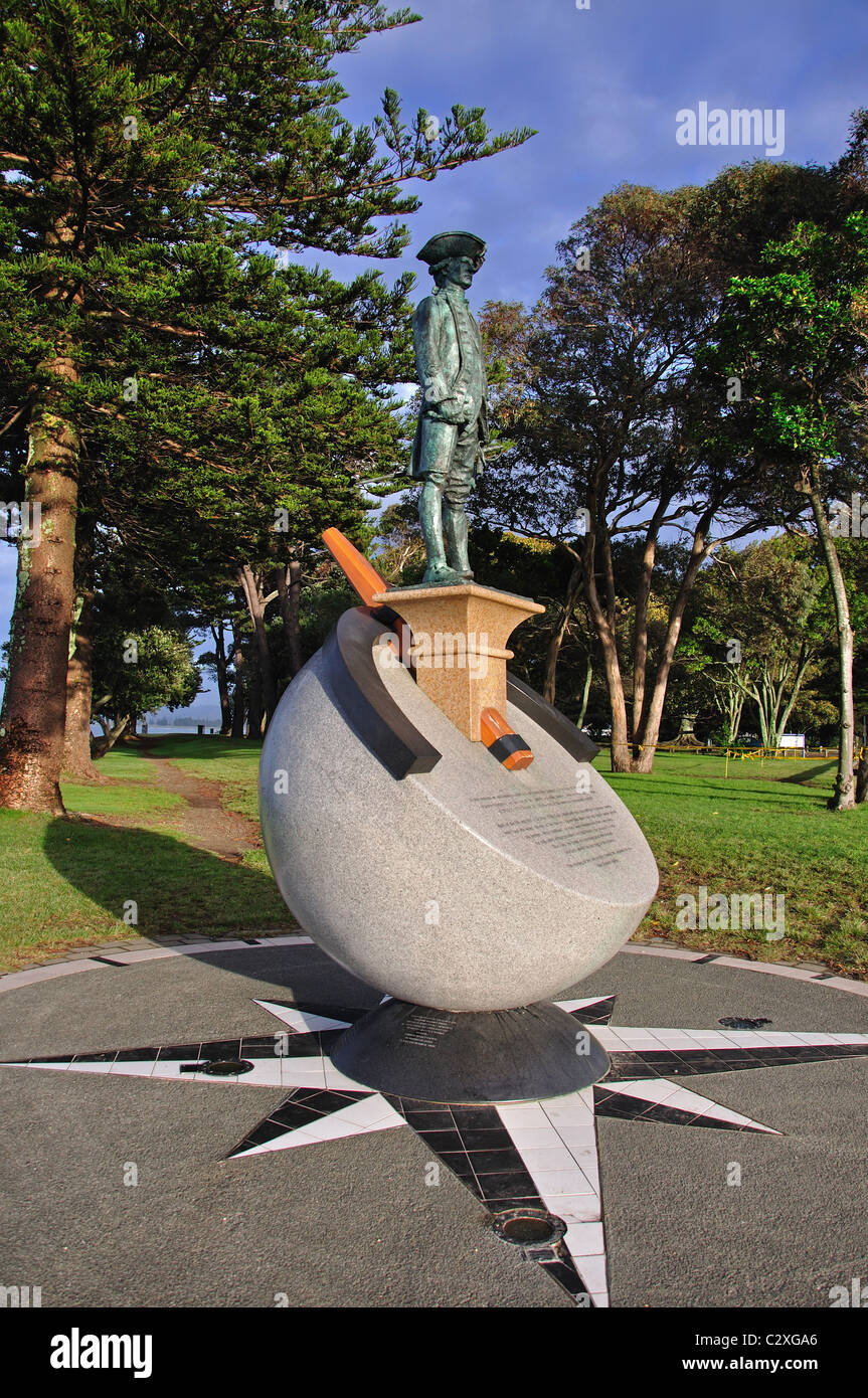 Captain Cook's landing site statue on waterfront, Gisborne, Gisborne ...