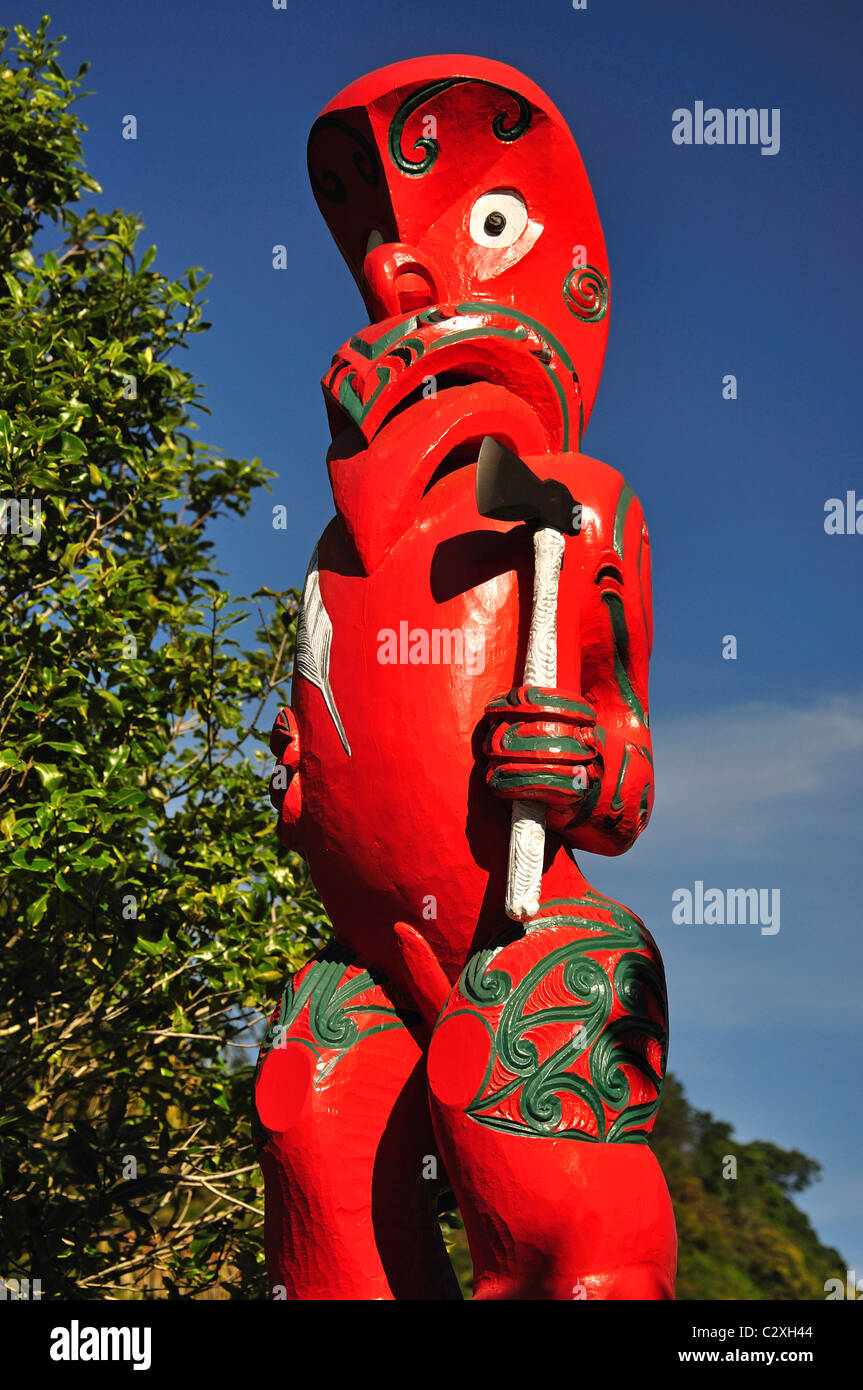 Carved Maori statue outside Te Whare Wananga Indgenous University ...