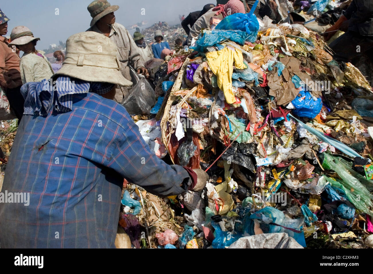 Phnom penh garbage dump workers hi-res stock photography and images - Alamy