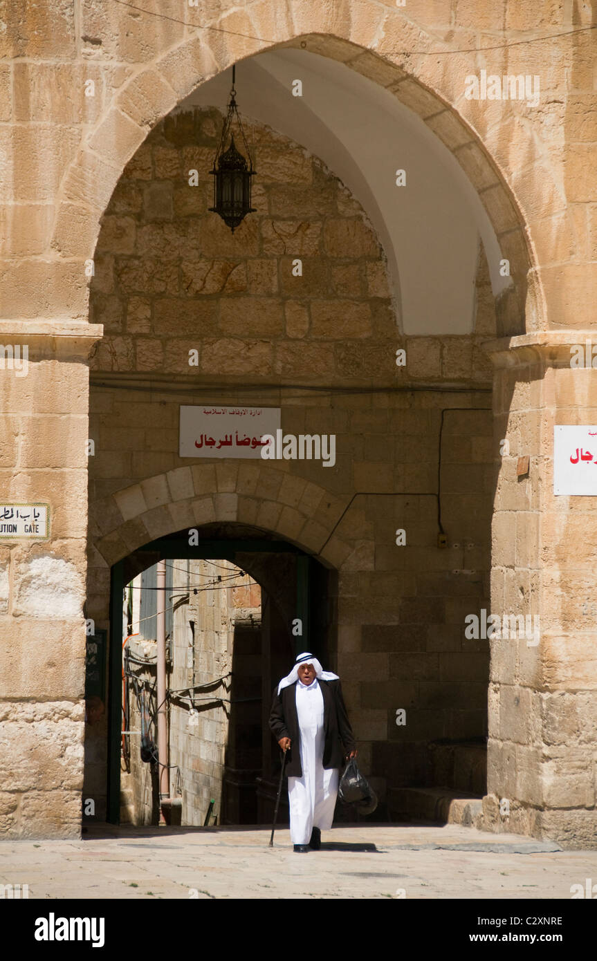 Palestinian entering The Dome of the Rock on the Temple Mount in ...