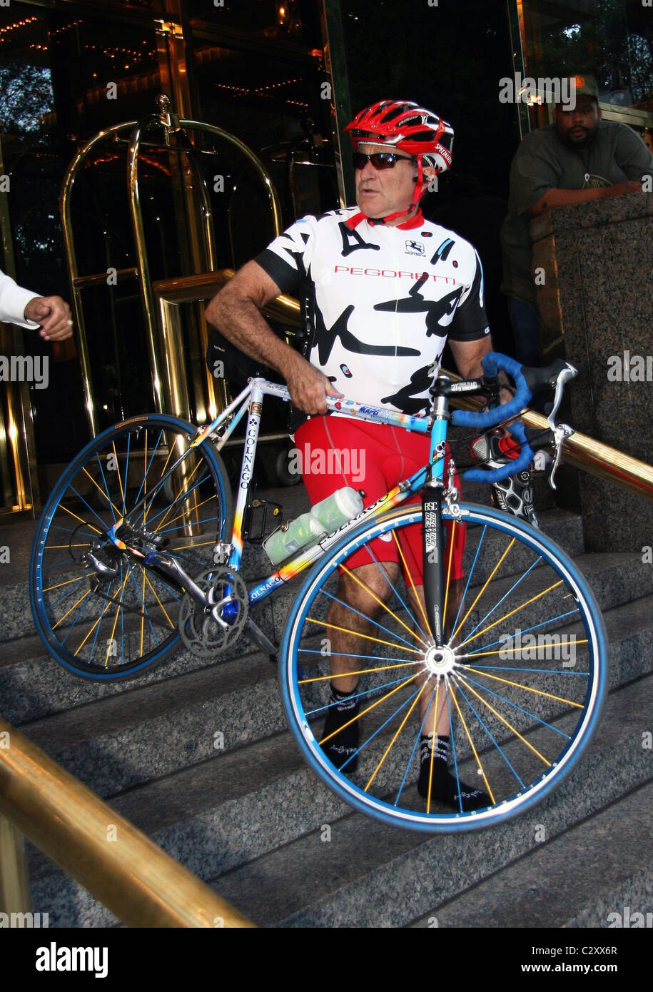 Robin Williams outside his Manhattan hotel New York City, USA - 05.09. ...