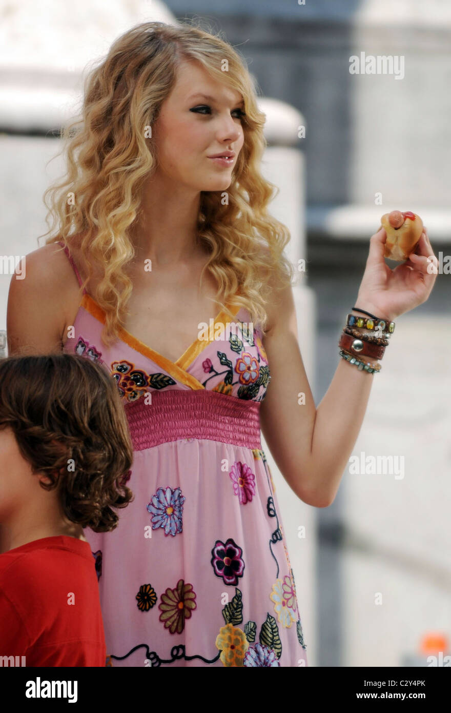 Taylor Swift on the set of her upcoming untitled 3-D project filming in ...