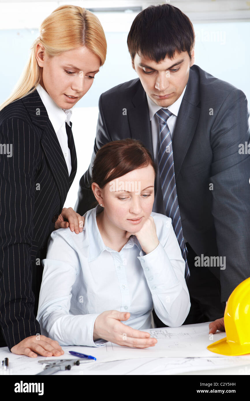 A woman engineer explaining a plan to her colleagues Stock Photo - Alamy