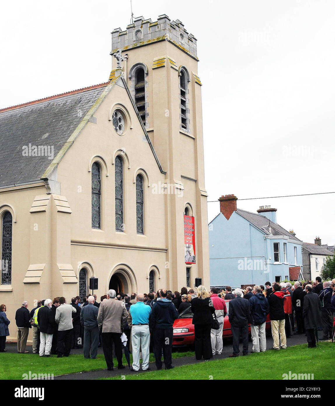 Atmosphere at the funeral for 'The Dubliners' legend Ronnie Drew at the ...