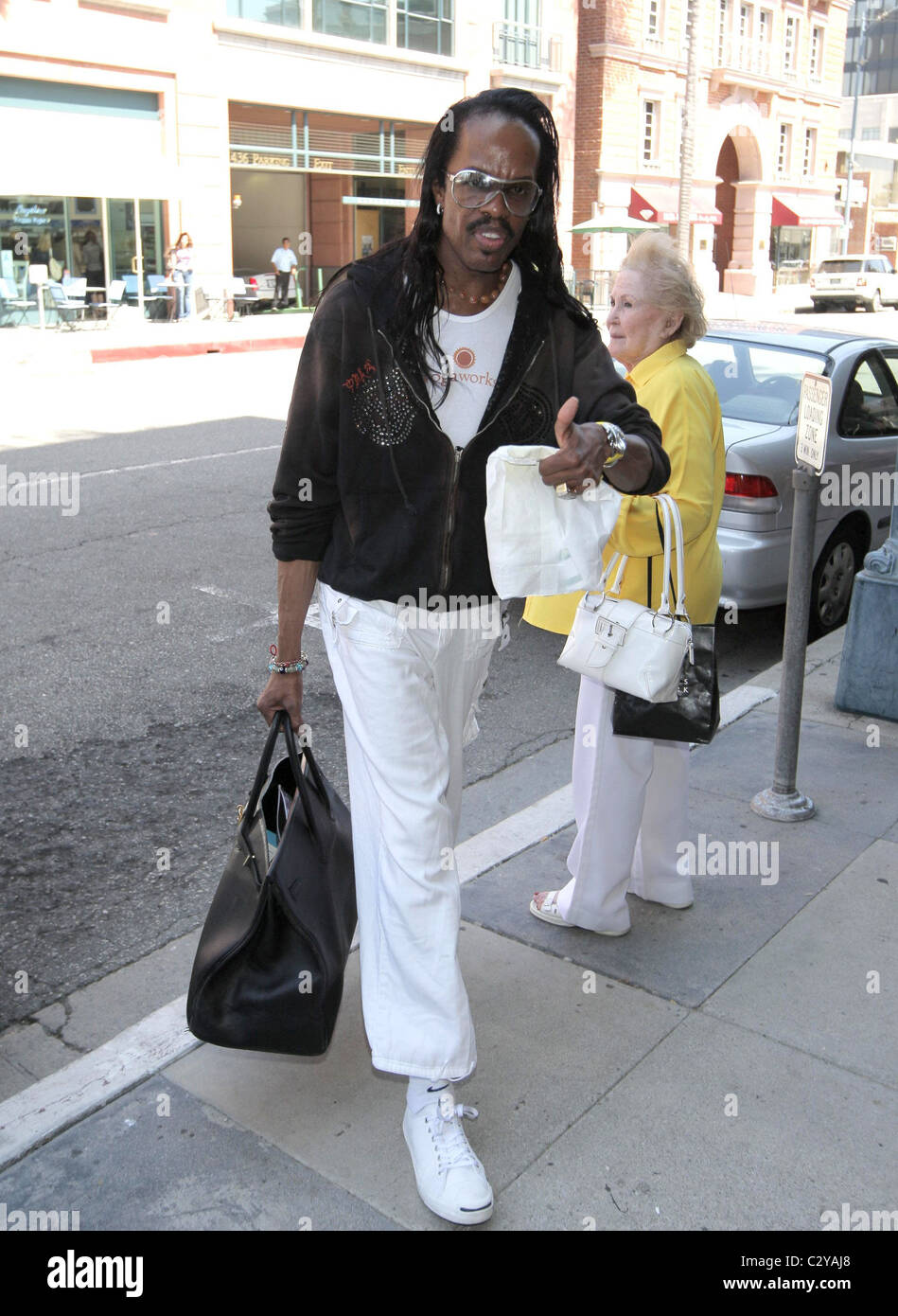 Verdine White of Earth, Wind & Fire enters a medical building in ...