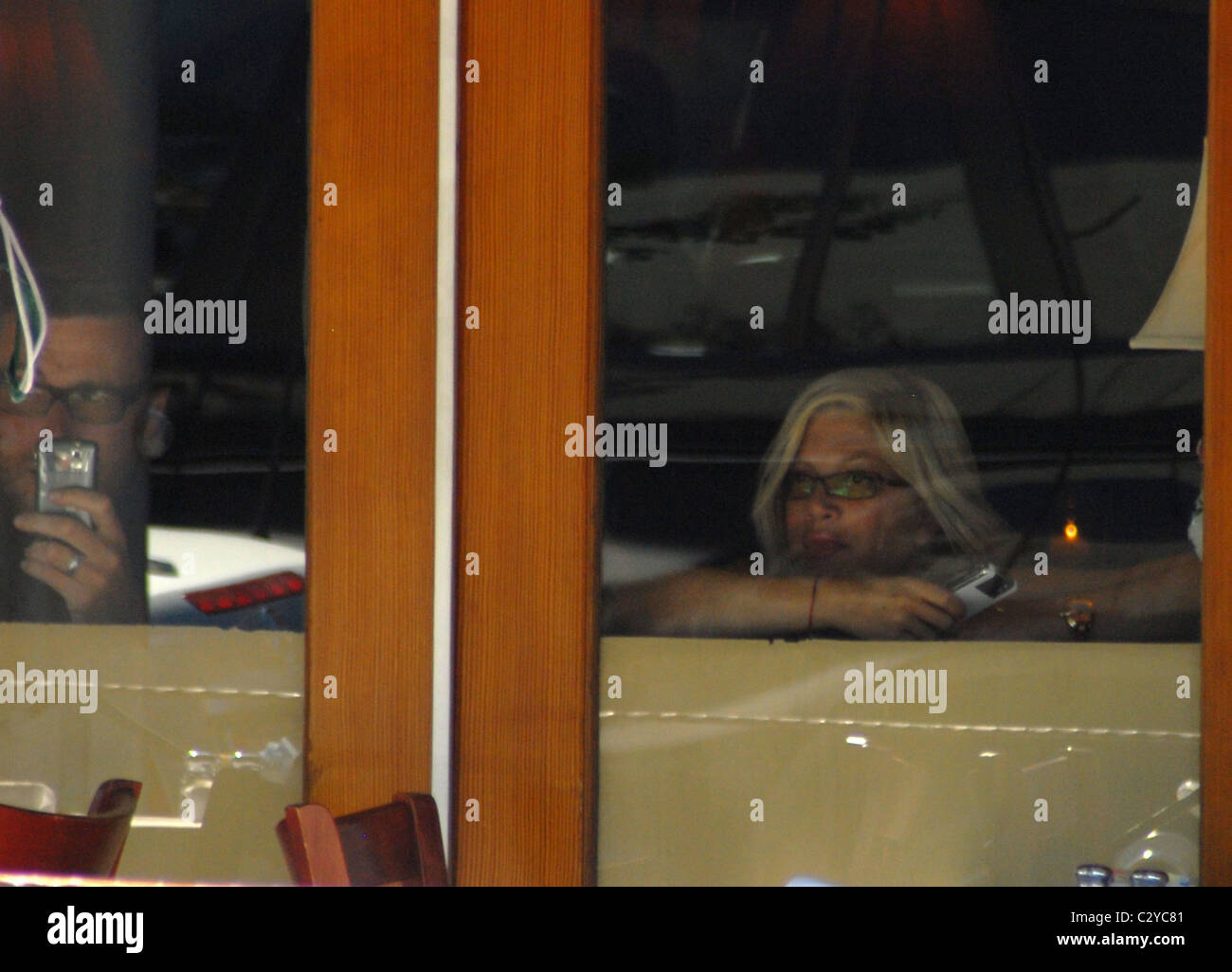 Dean McDermott and Tori Spelling watch photographers as they finish ...