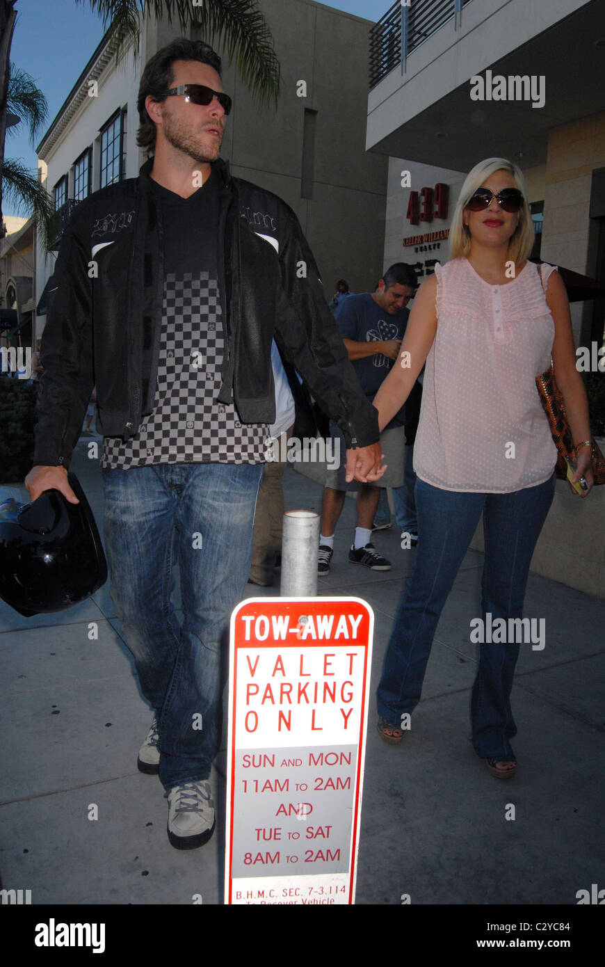 Dean McDermott and Tori Spelling leave La Scala after having lunch and ...