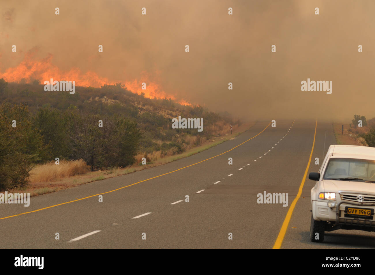 Bush fire, road, cars, smoke, flames, dark skies Stock Photo - Alamy