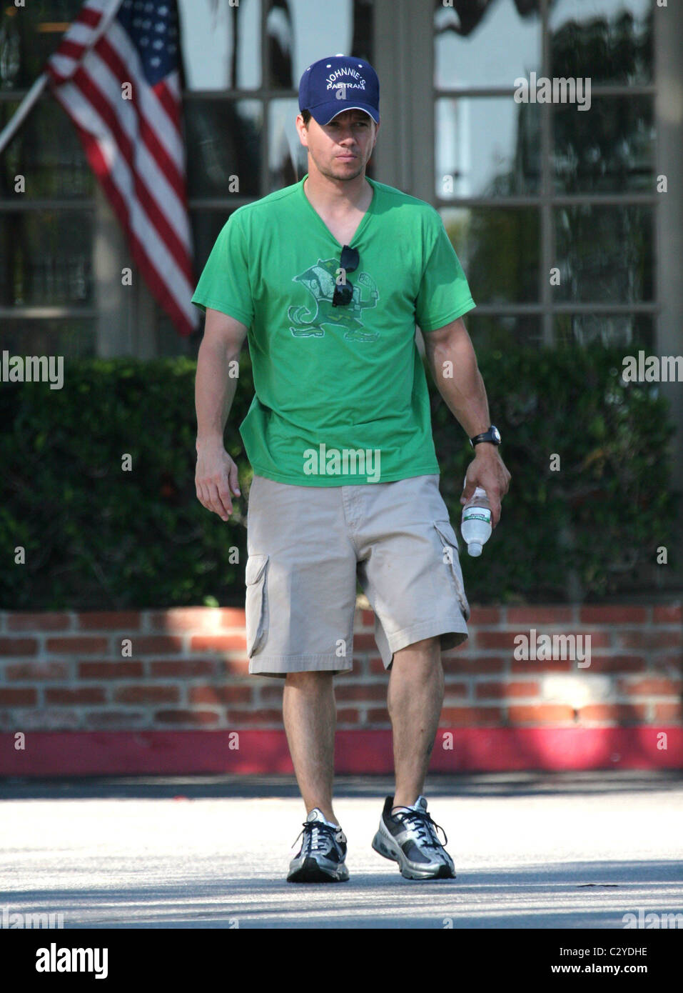 Mark Wahlberg heads back to his car after lunch with a friend in ...