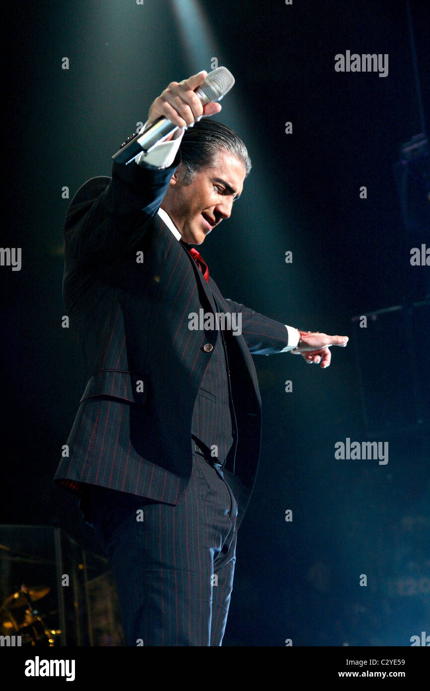 Alejandro Fernandez performing at the Juntos en Concierto with Marc ...