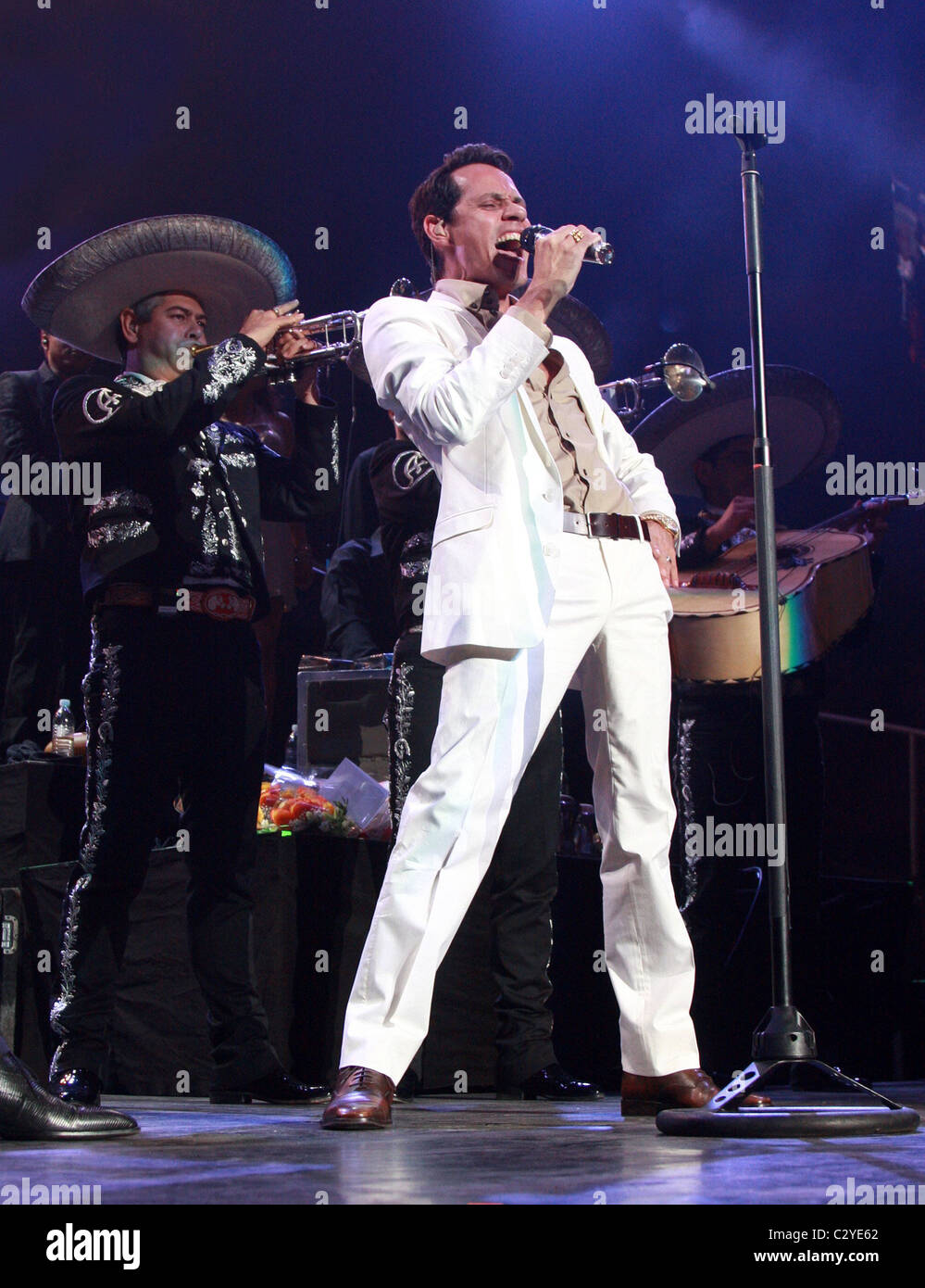 Marc Anthony performing at the Juntos en Concierto with Aventura and ...