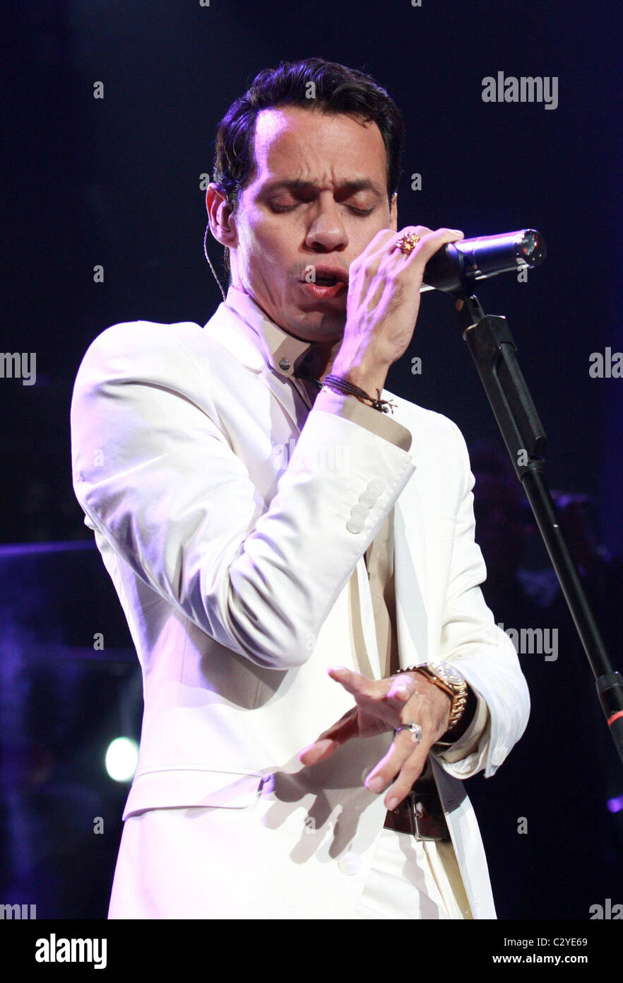 Marc Anthony performing at the Juntos en Concierto with Aventura and ...