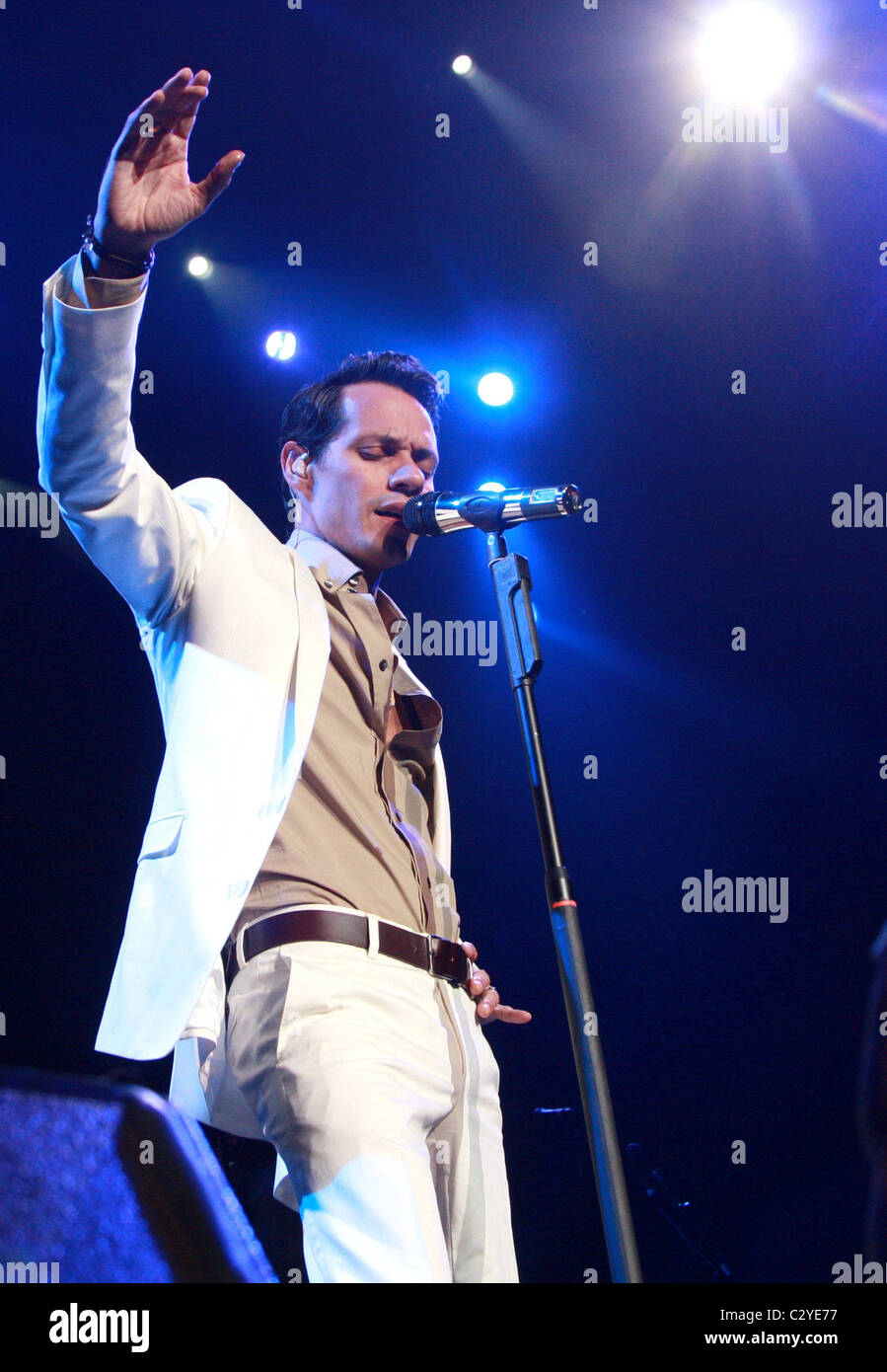 Marc Anthony performing at the Juntos en Concierto with Aventura and ...