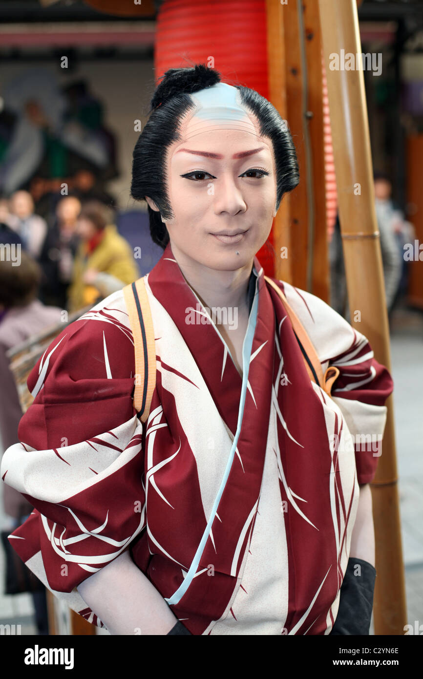 Actor outside theatre in the Asakusa district of Tokyo, Japan Stock ...