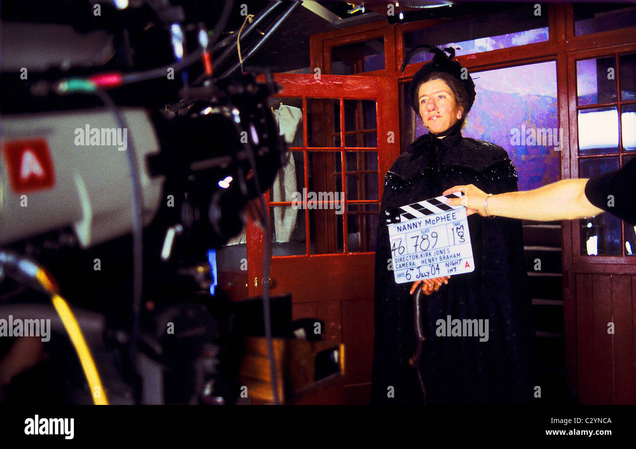 Kirk jones dir emma thompson on set production camera 2005 hi-res stock ...