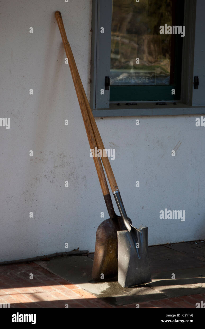 Shovel shovels hi-res stock photography and images - Alamy