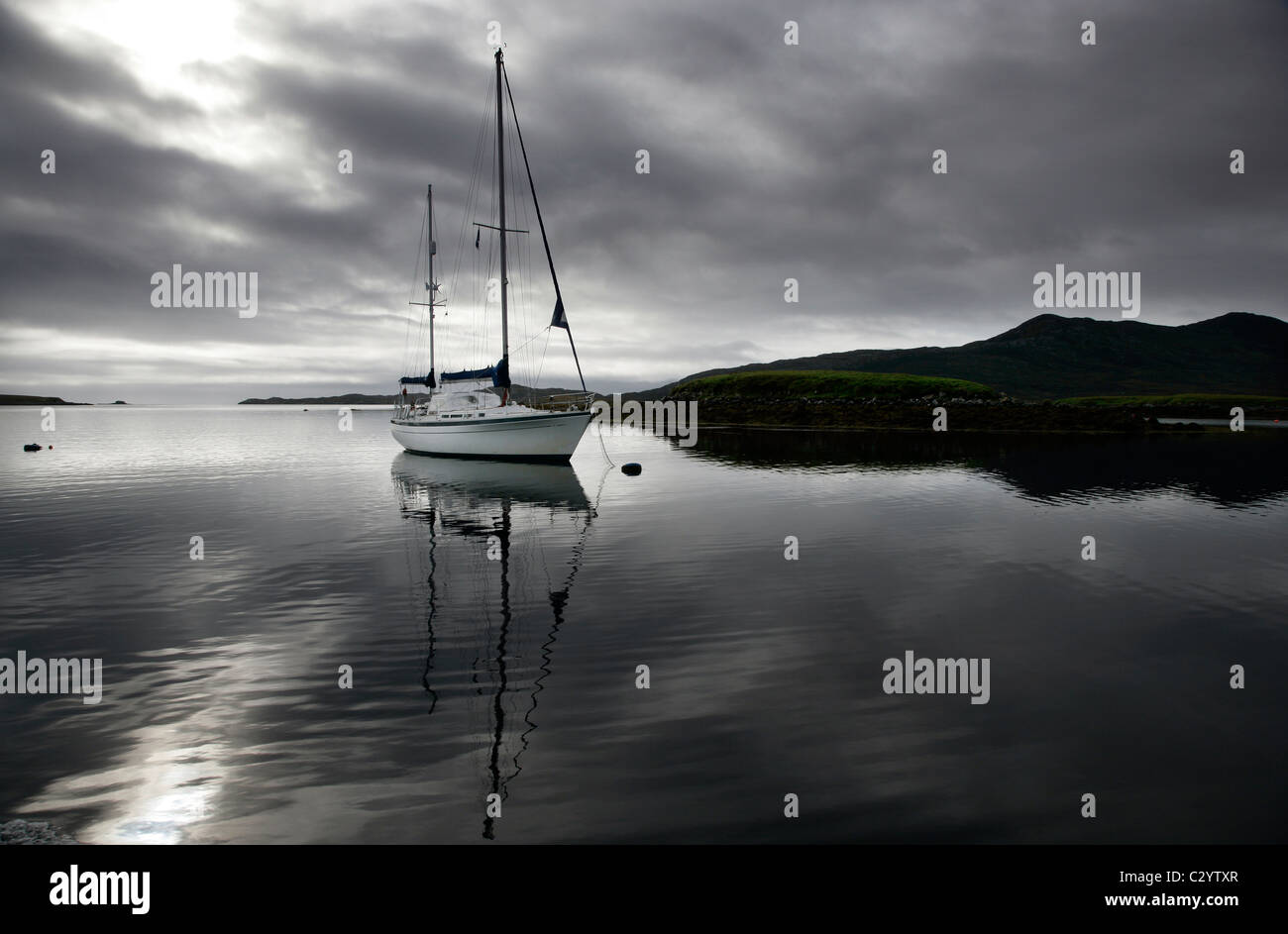 A yacht at anchor in Lochmaddy harbour. Lochmaddy, North Uist Stock ...