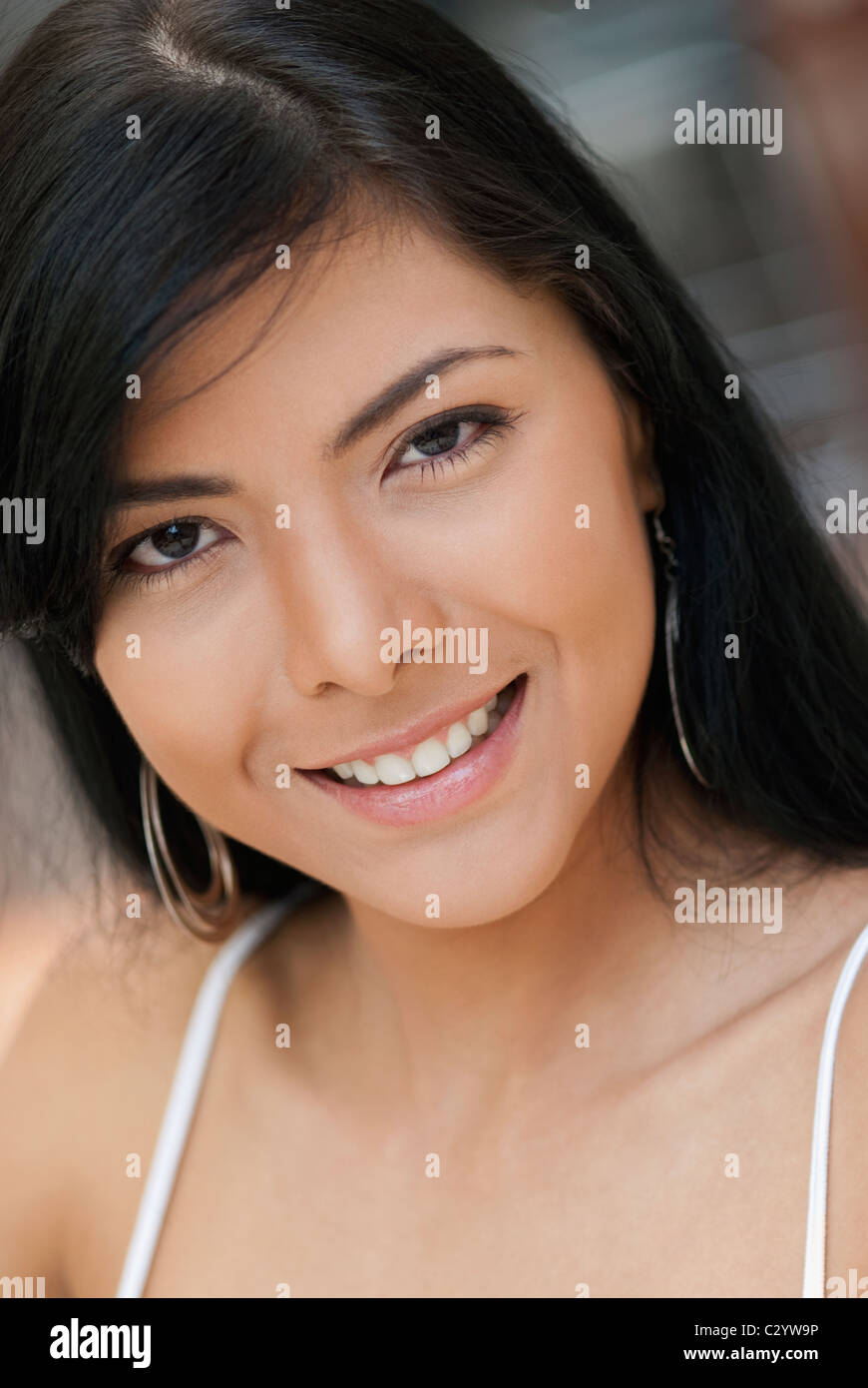 Hispanic woman smiling Stock Photo - Alamy