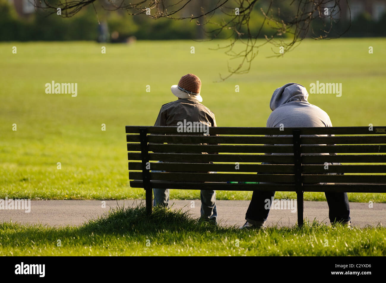 Couple on a park bench in Primrose Hill, London Stock Photo - Alamy