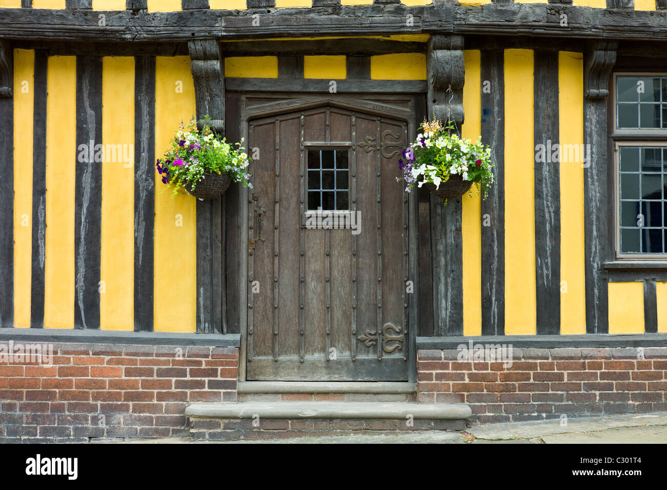 Exterior tudor timber framed house hi-res stock photography and images ...