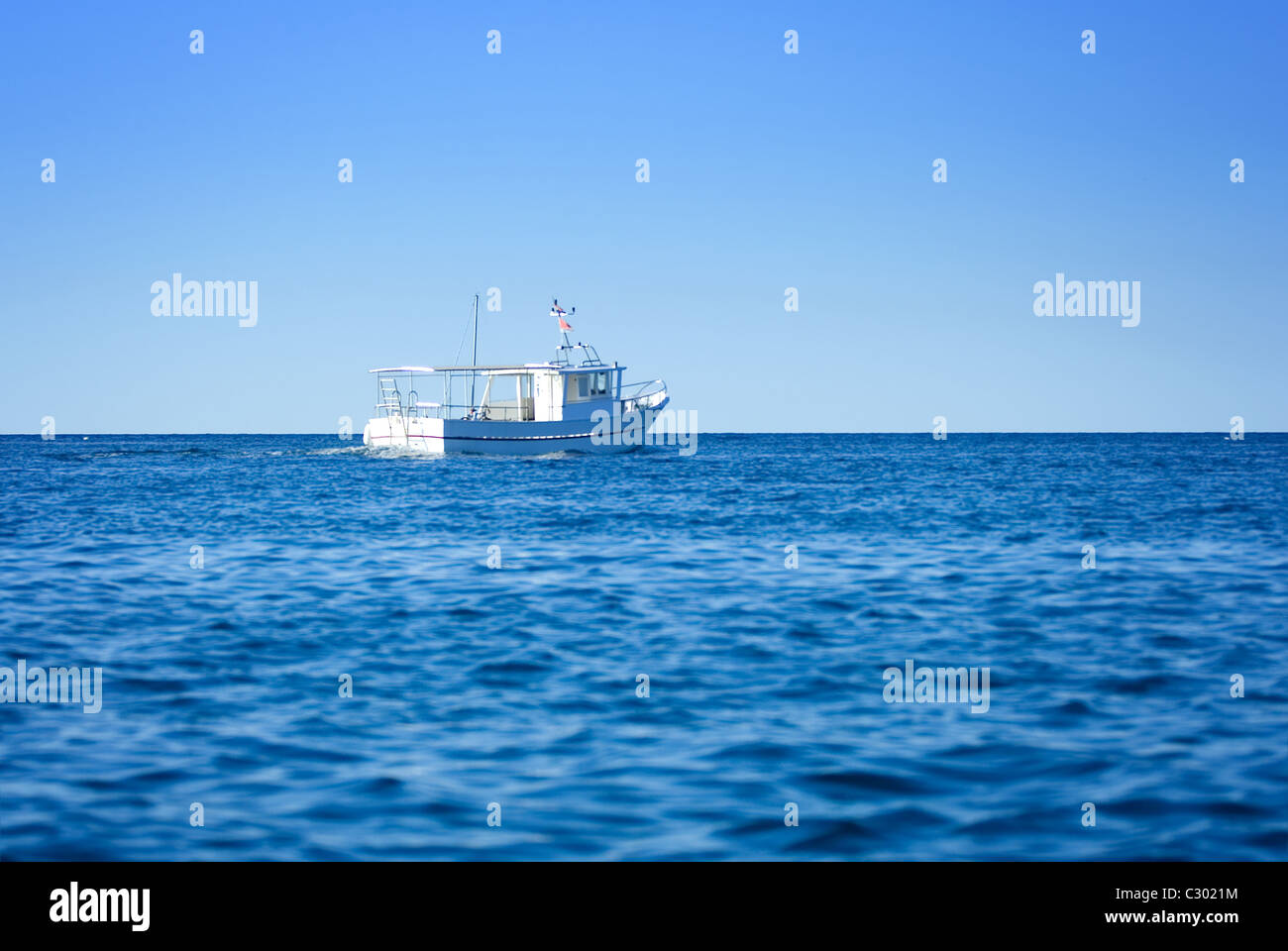 Old boat ocean coastline hi-res stock photography and images - Alamy