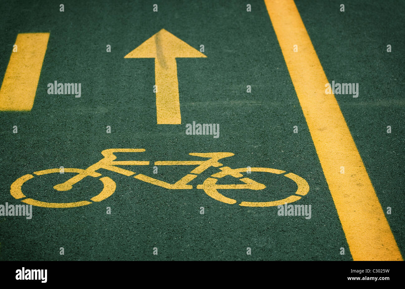 Bicycle sign on the road Stock Photo - Alamy