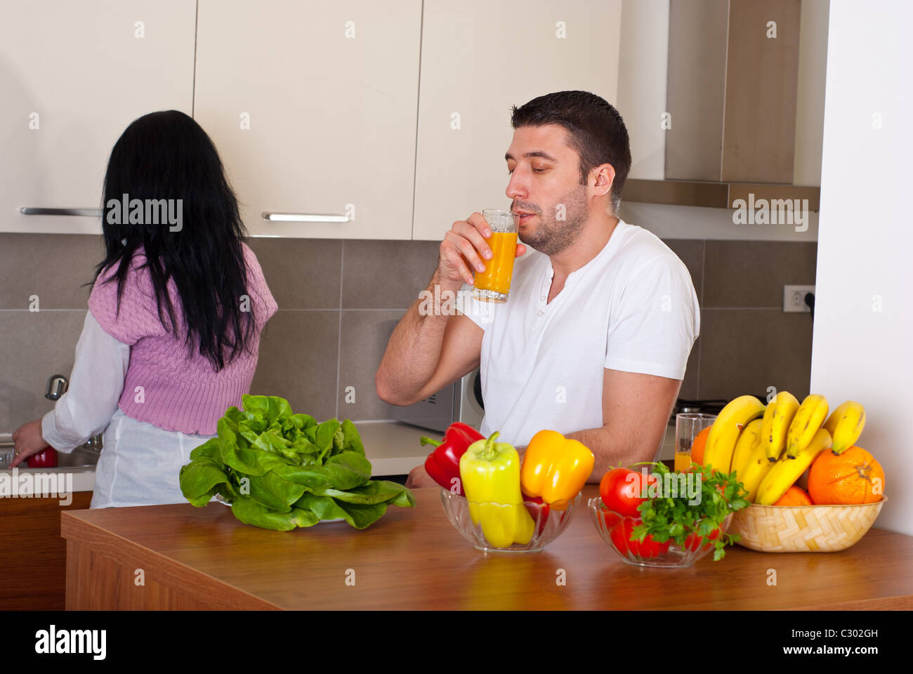 Couple washing vegetables in kitchen hi-res stock photography and ...