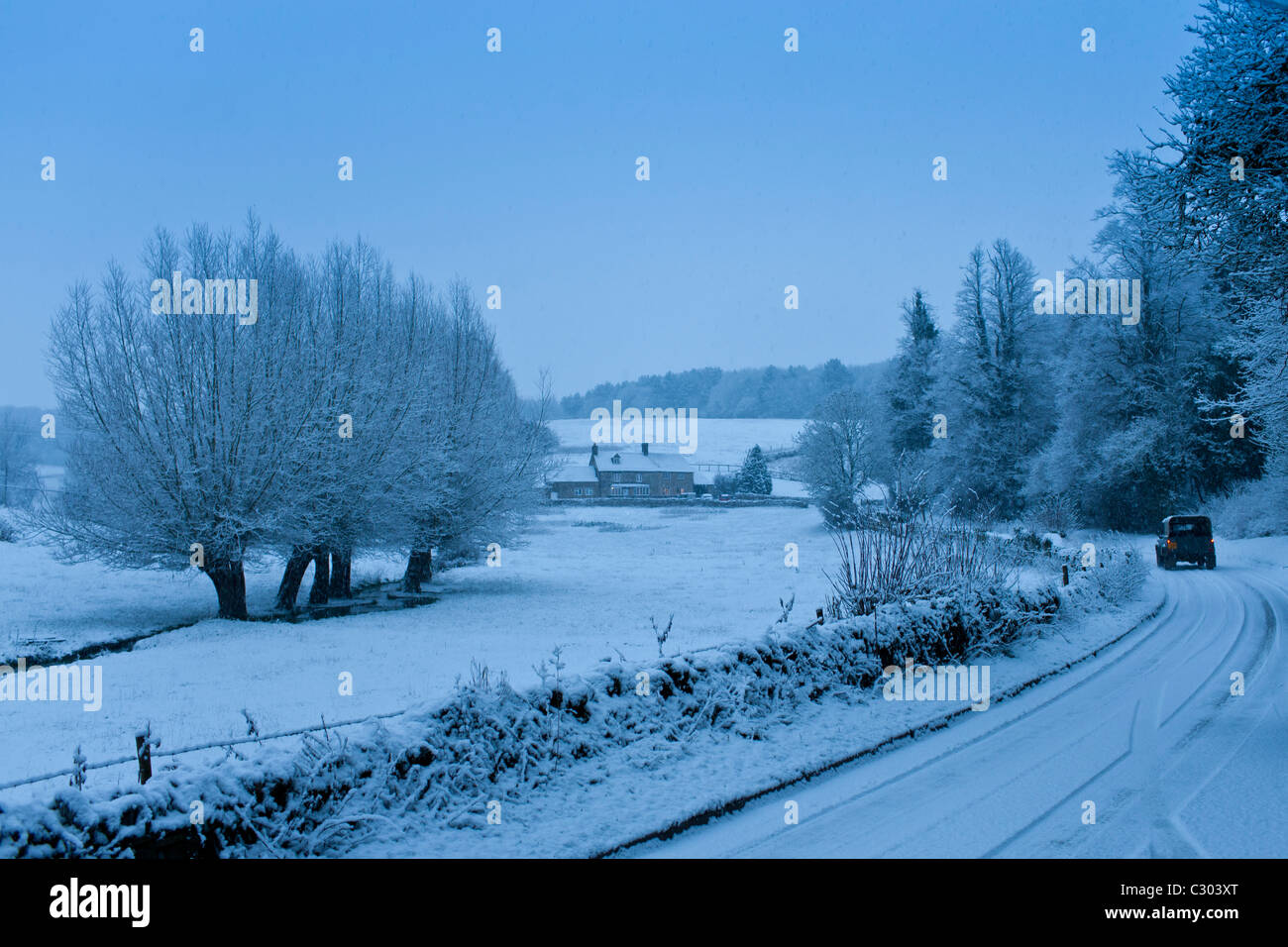 English village snow scene hi-res stock photography and images - Alamy