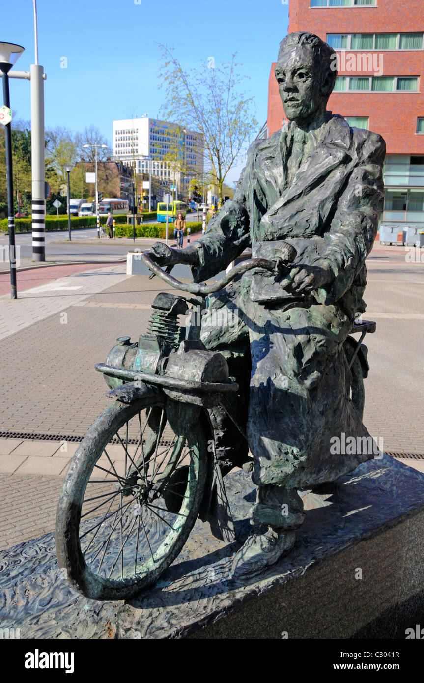 Bronze statue of man hi-res stock photography and images - Alamy