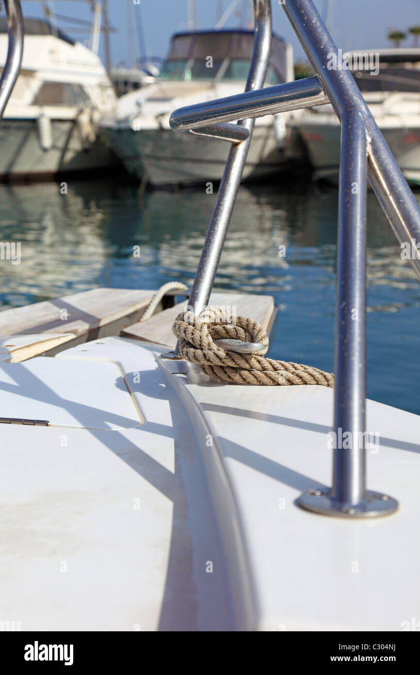 Boat rope on dock fixing hi-res stock photography and images - Alamy