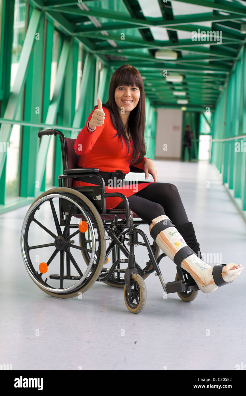 Woman leg cast hi-res stock photography and images - Alamy