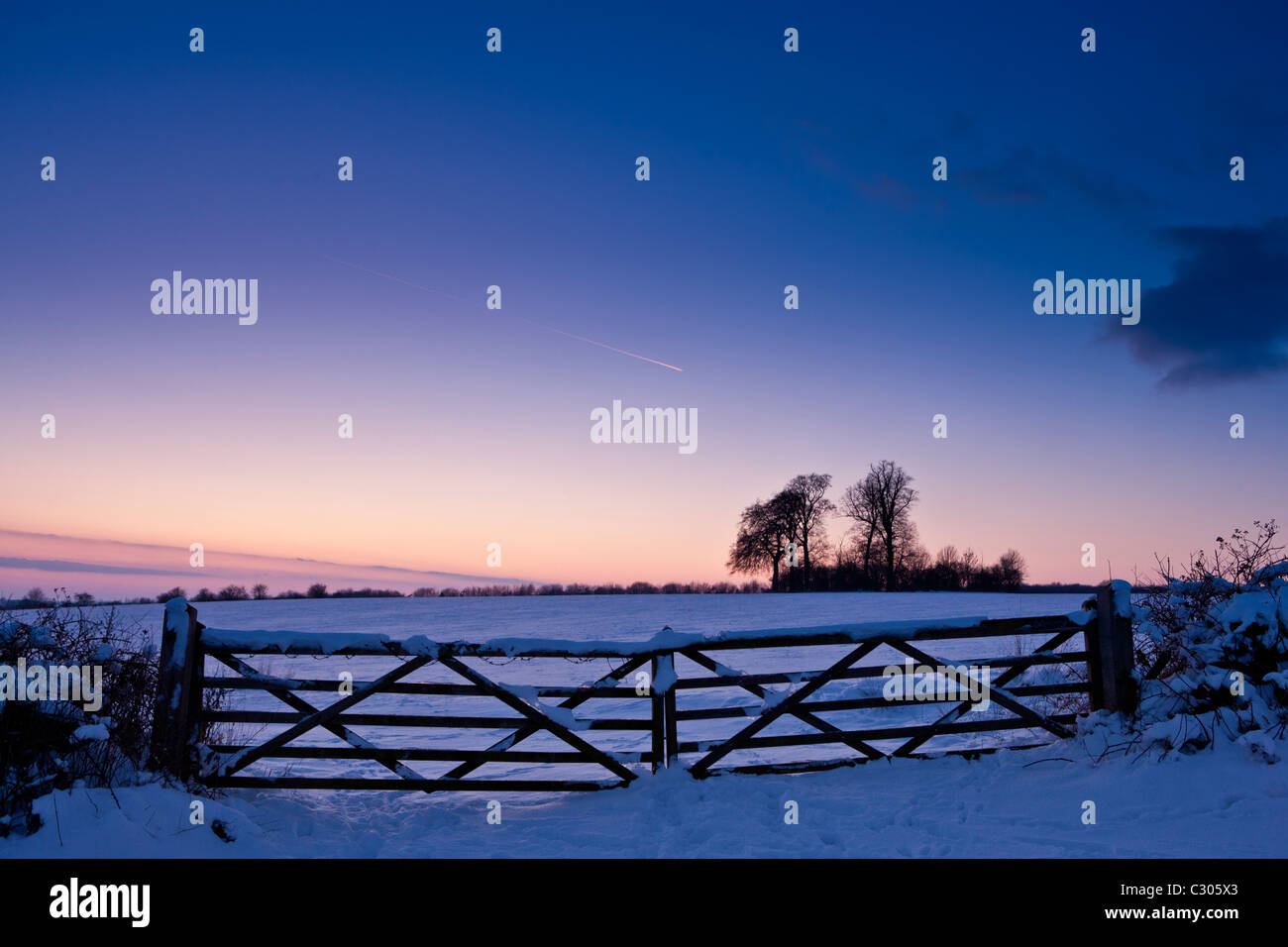 Farm gate in traditional snow scene in The Cotswolds, Swinbrook ...