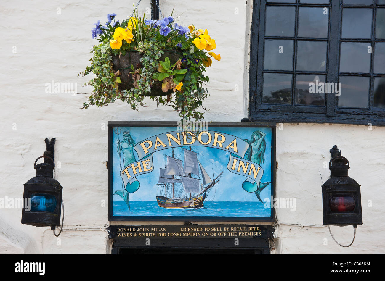 The Pandora Inn, popular as a tourist destination, Cornwall, England ...