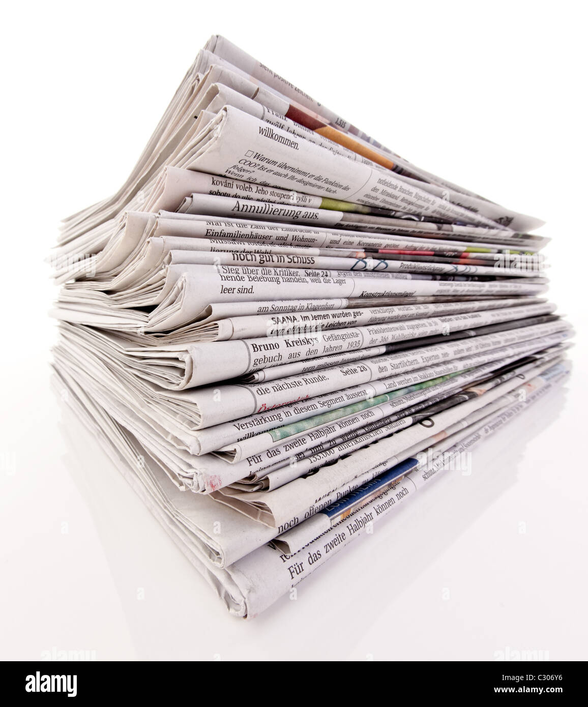 Piles of newspaper hi-res stock photography and images - Alamy