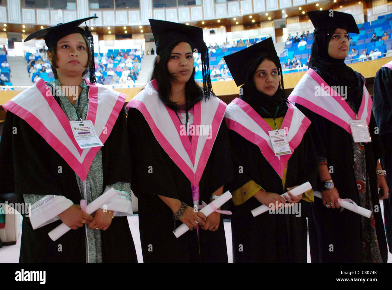 A group photo of students with their degrees hi-res stock photography ...