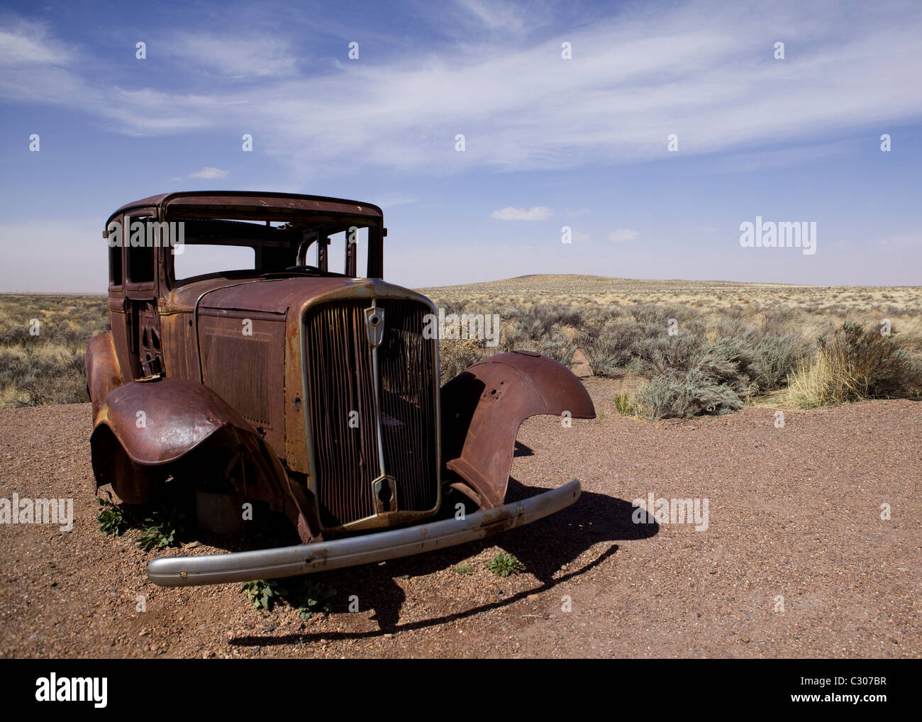 Rusty car in desert hi-res stock photography and images - Alamy