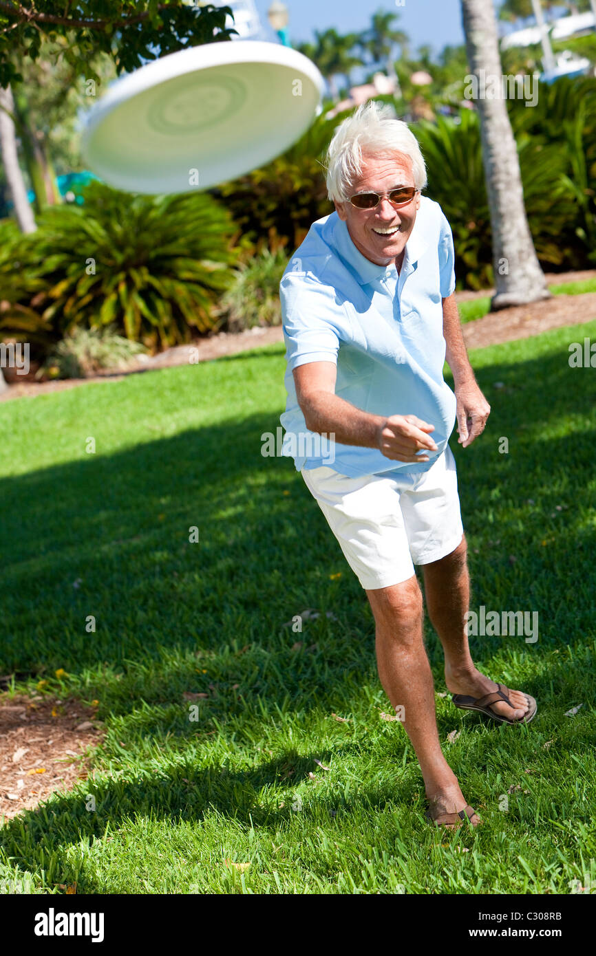 Frisbee in shorts and t shirt hi-res stock photography and images - Alamy