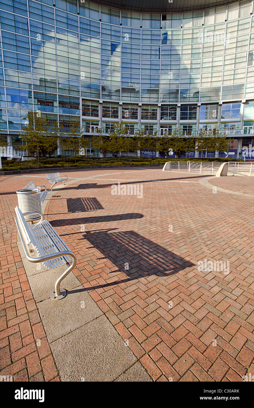 Glass building building hi-res stock photography and images - Alamy