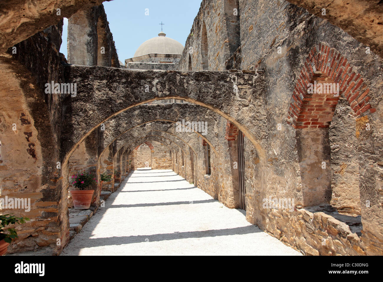 Mission courtyard hi-res stock photography and images - Alamy