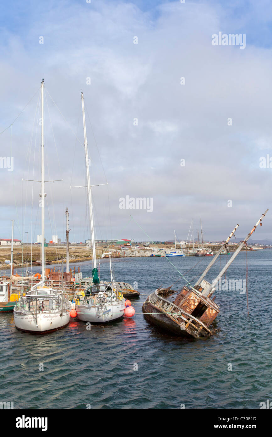 Modern shipwreck hi-res stock photography and images - Alamy
