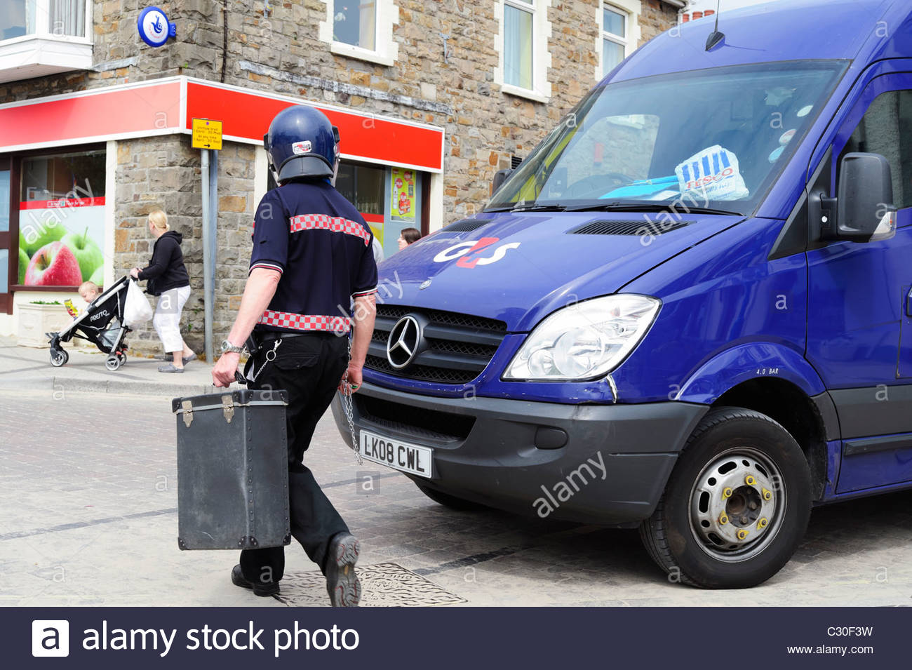 G4s Security Van Guard Stock Photos & G4s Security Van Guard Stock ...