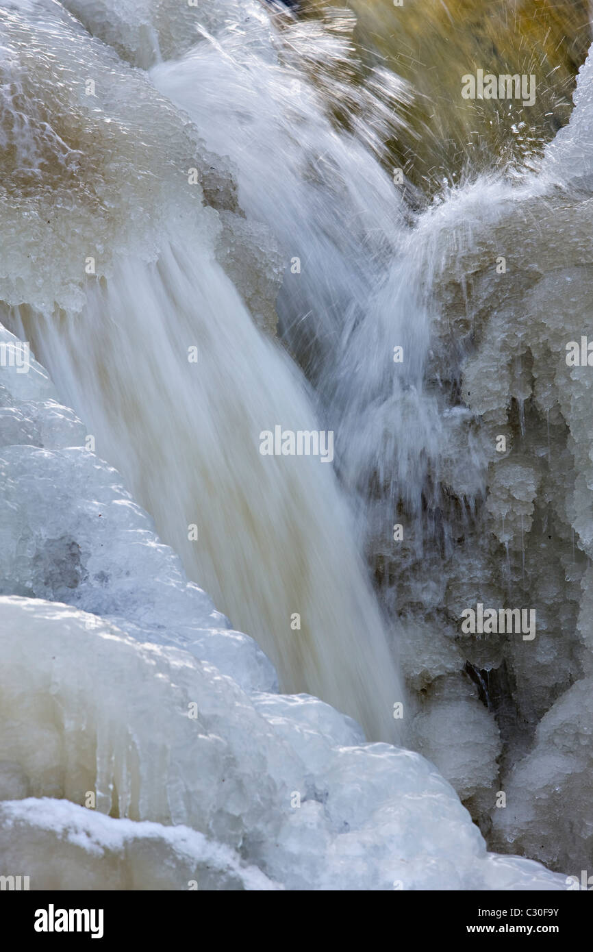 Splashing ice water hi-res stock photography and images - Alamy