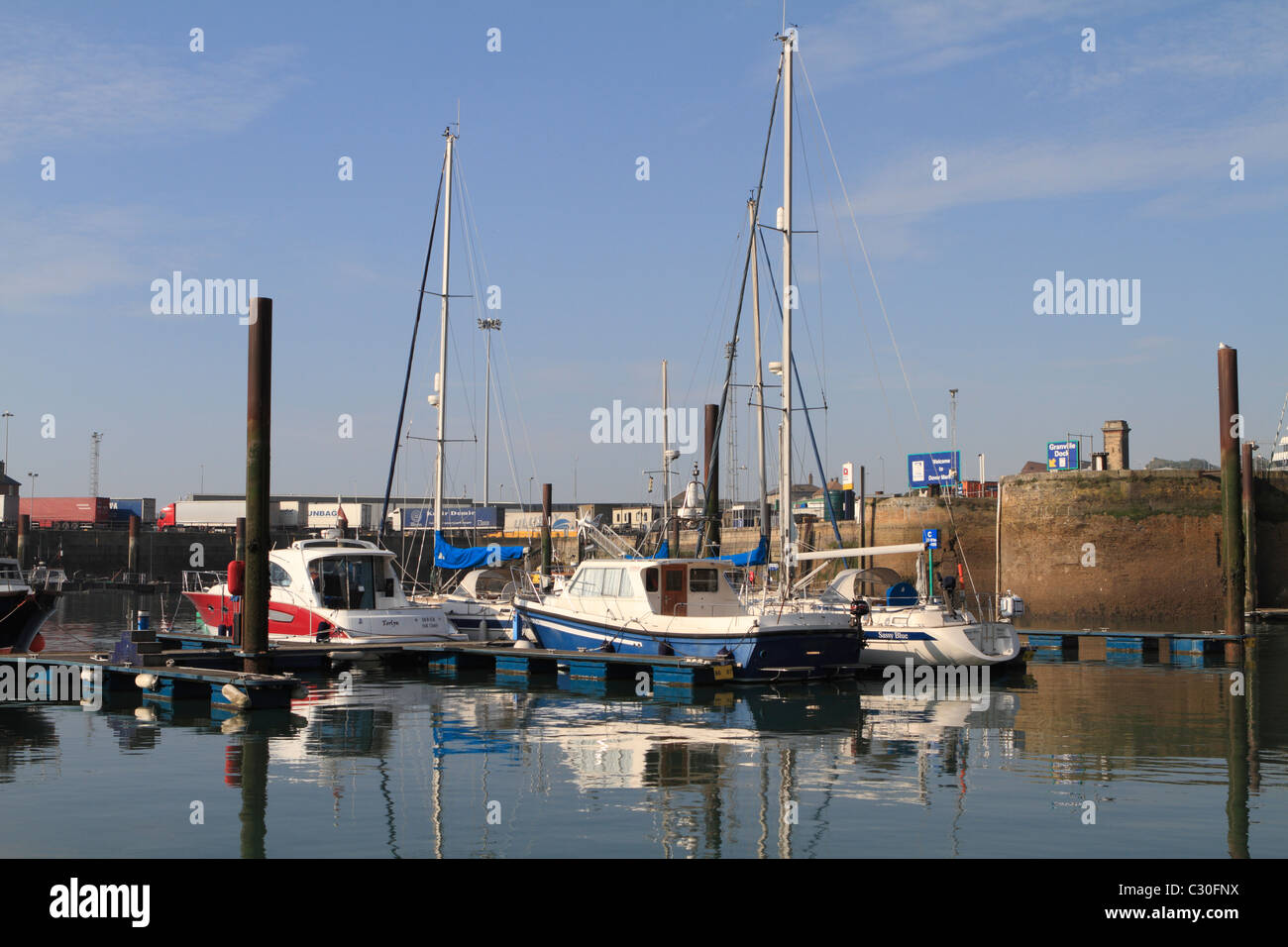 Dover boats hi-res stock photography and images - Alamy