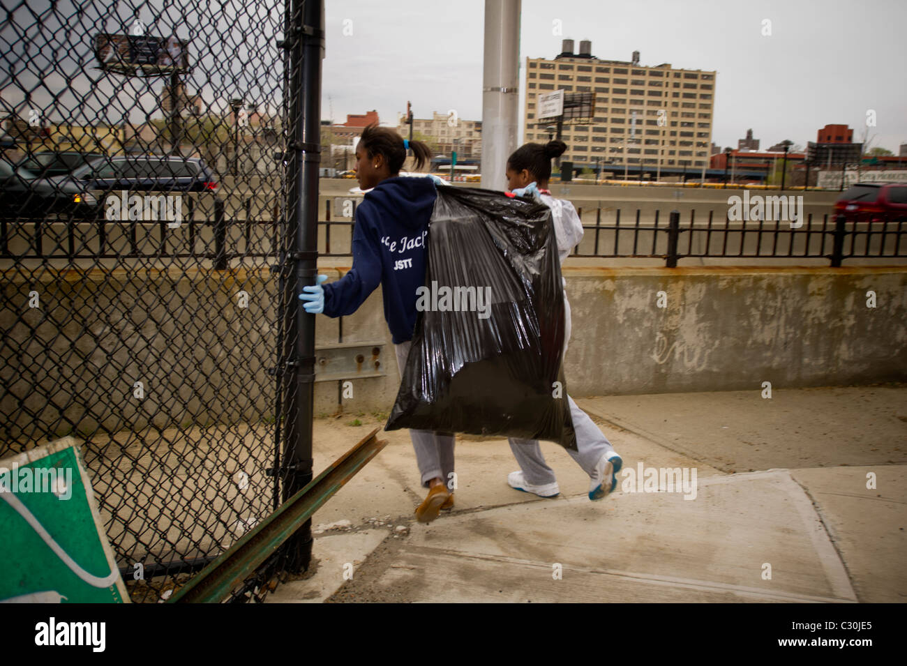 Earth day clean up students hi-res stock photography and images - Alamy