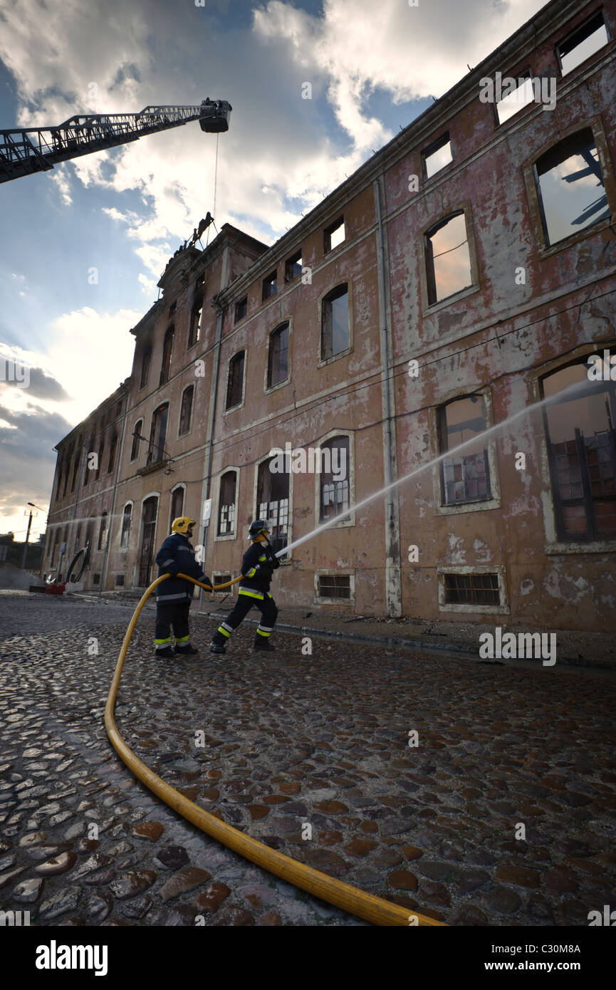 Urban fighting hi-res stock photography and images - Alamy