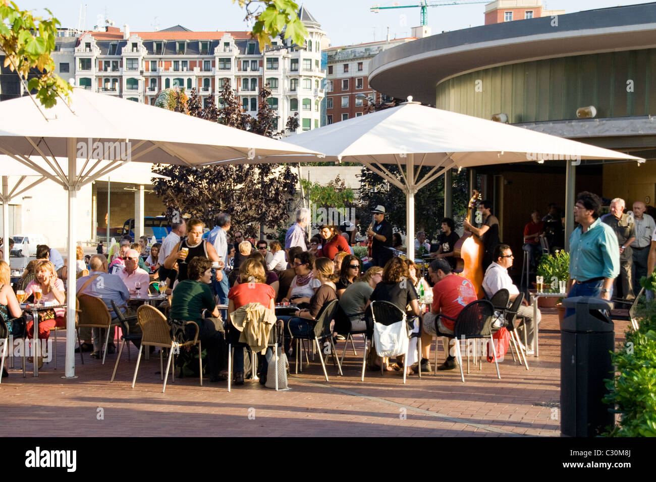 Outside cafe and crowds hi-res stock photography and images - Alamy