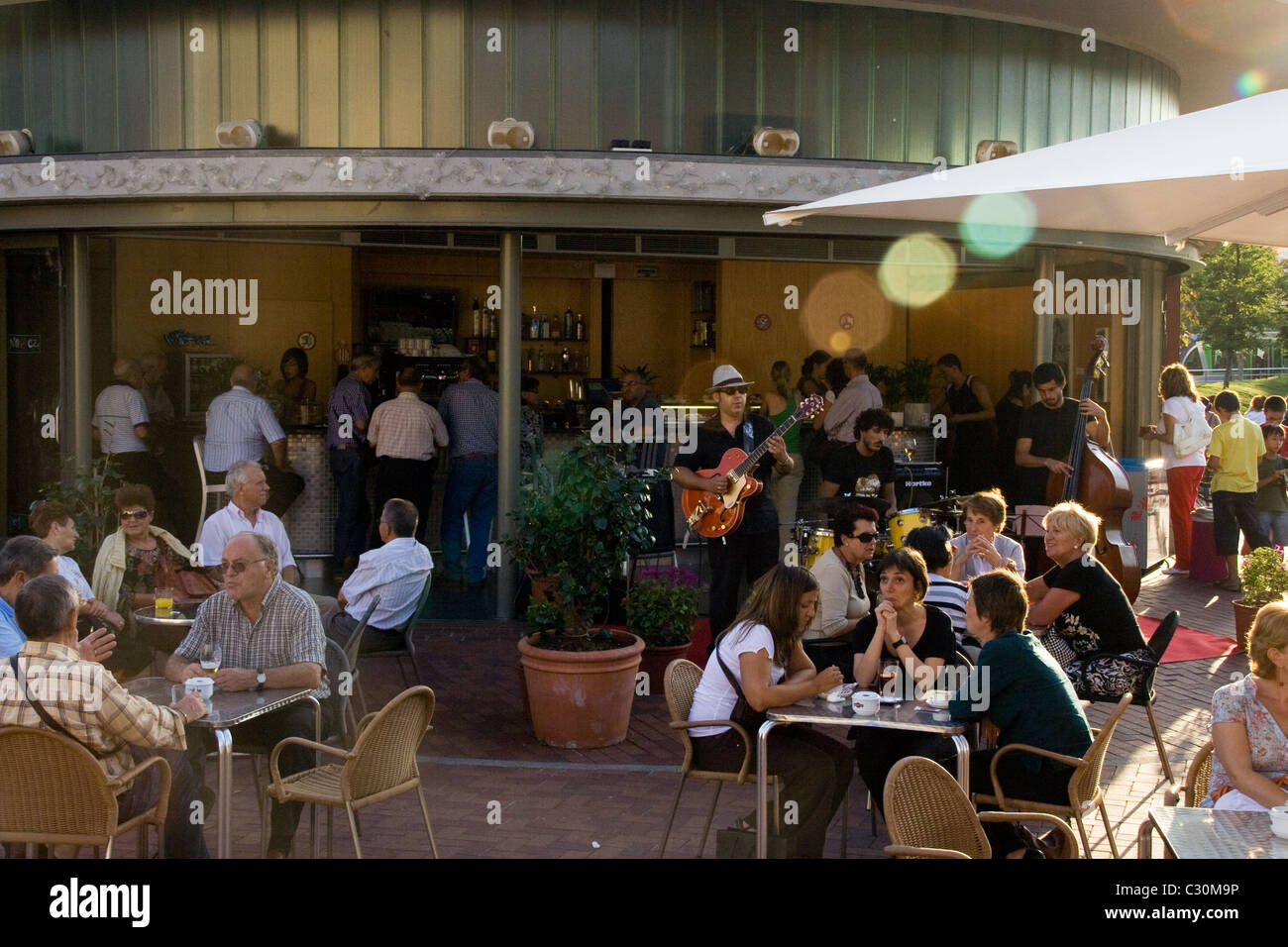 Outside cafe and crowds hi-res stock photography and images - Alamy