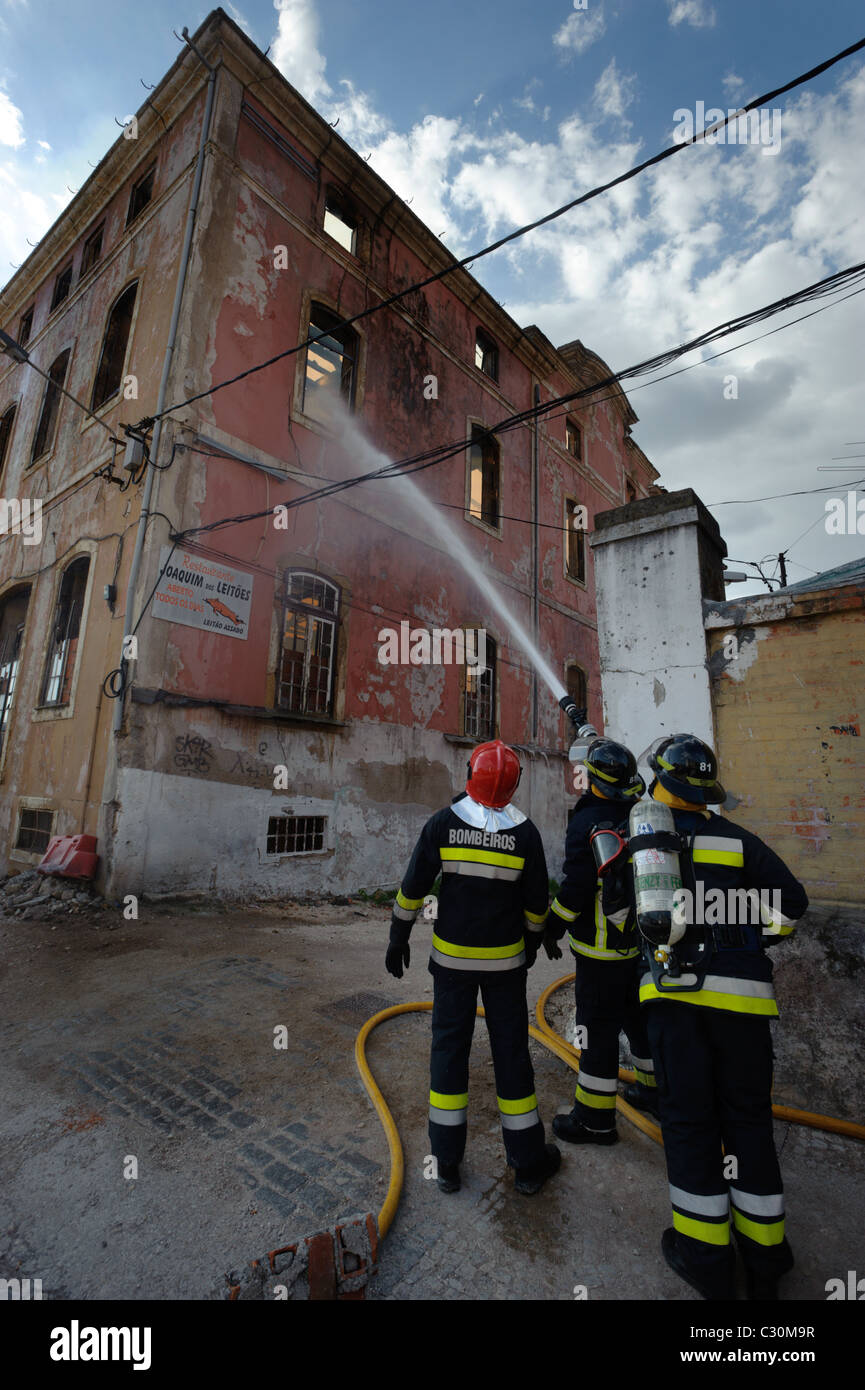 Firemen fighting urban fire Stock Photo - Alamy